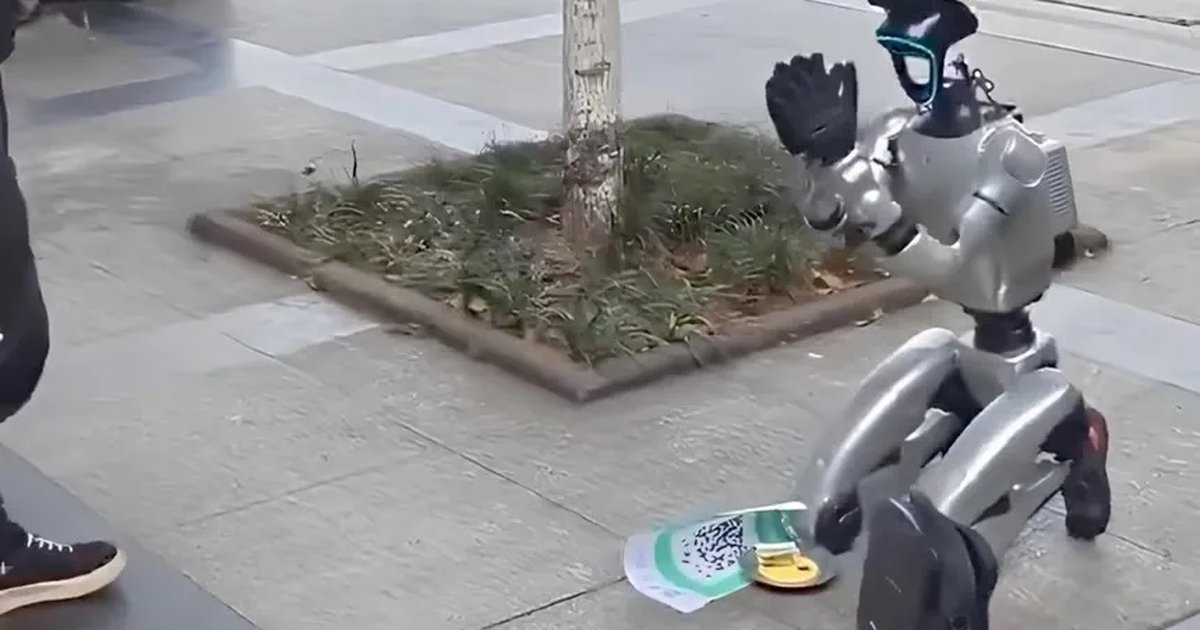 Captan a robot pidiendo dinero en plena vía pública en China